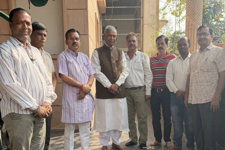 बदलते समय में जमाने के साथ कदम से कदम मिलाकर चलना आवश्यक : दवे - THE ...