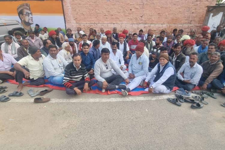 प्रजापत समाज के 4 घंटे धरने के बाद रमेश को मिला न्याय - THE BHASWAR TIMES