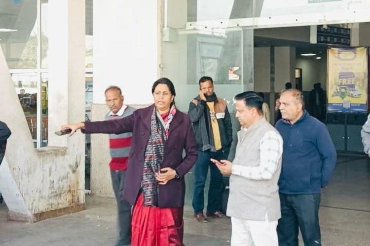 संभागीय आयुक्त ने किया बस स्टेण्ड का निरीक्षण - THE BHASWAR TIMES